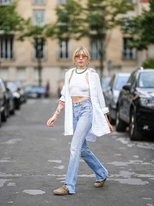 Emy Venturini trägt eine weiße Bluse, Jeans und Birkenstocks in Paris.