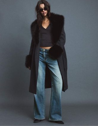 Stradivarius manteau mi-long avec col en faux-fur gris fonc&eacute;