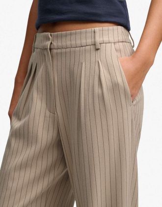 Superdry Hose mit mittlerer Leibh&ouml;he und Nadelstreifen in Beige-Neutral