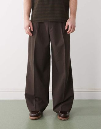 Weekday Pantalon habill&eacute; coupe ample avec pinces sur le devant - Marron-Brown