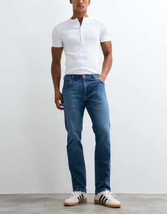 Wrangler Greensboro Straight-Leg-Jeans aus Denim in Mittelblau