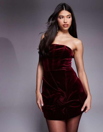 Asos Robe courte bandeau style corset et d&eacute;tail fronc&eacute; effet fleur en velours de qualit&eacute; sup&eacute;rieure - Bordeaux-Rouge
