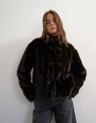 Topshop Faux-Fur-Short-Jacke mit Knotenverschluss in Dunkelbraun-Schwarz