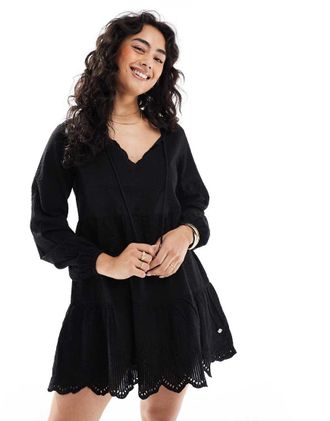 Superdry Gestuftes Minikleid in Schwarz mit Lochstickerei