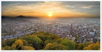 Posterlounge Freiburg im Breisgau bei Sonnenuntergang Poster von Jan Christopher Becke 100 x 50 cm Wandbilder Wanddeko