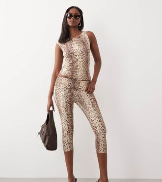 Juicy Couture Exklusive Caprihose mit umgeschlagenem Bund, Strass-Logo und Leopardenmuster, Kombiteil-Braun
