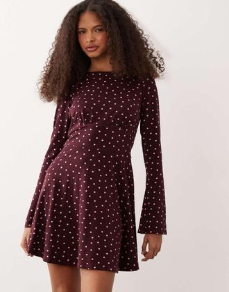 Nobody's Child Tate - Kurzes, elastisches Skater-Kleid in Lila mit Polka Dots, U-Boot-Ausschnitt und ausgestellten &Auml;rmeln