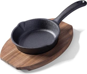 Fackelmann Pf&auml;nnchen aus Gusseisen mit praktischem Holzuntersetzer - Runde Grillpf&auml;nnchen aus Guss passend zum n&auml;chsten BBQ - Zum Servieren von Gem&uuml;se und K&auml;se