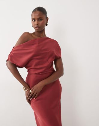 Asos Robe longue asym&eacute;trique en satin - Rouge fonc&eacute;