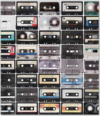 Wallario Herdabdeckplatte/Spritzschutz aus Glas, 52 x 60 cm, 1-teilig mit 13 mm hohen Füßen, für Ceran- und Induktionsherde, Retro Kassetten