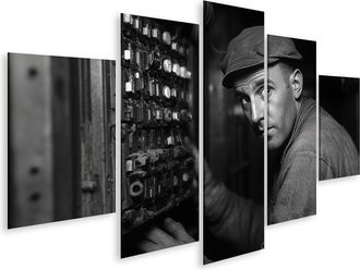 Islandburner Bild auf Leinwand Elektriker bei der Arbeit in einem alten Sicherungskasten f&uuml;r Wohnzimmer Technikbegeisterte Elektrikerwerkstatt Bilder Wandbilder Po
