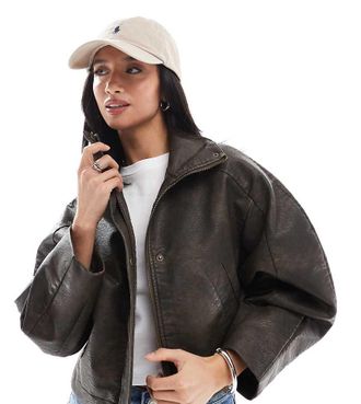 Asos Petite ASOS DESIGN Petite - Bomber textur&eacute; en imitation cuir &agrave; col chemin&eacute;e - Marron