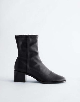 & Other Stories bottines &agrave; talon &eacute;pais en cuir premium noires