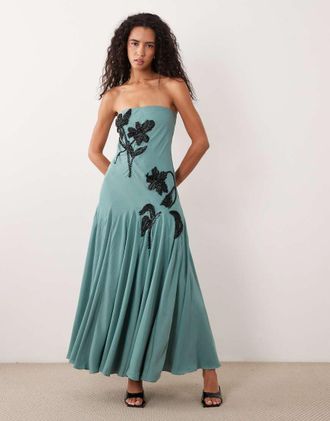 Asos tr&auml;gerloses Midaxi-Kleid mit platziertem Blumenmuster, Verzierungen und weitem Saum in Blau