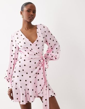 Vila Robe portefeuille courte en satin &agrave; manches longues - Rose &agrave; pois