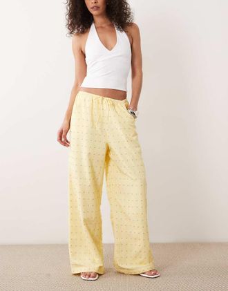 Never Fully Dressed Ellie - Weit geschnittene Hose in Zitronengelb gestreift mit Nietenverzierung und Tunnelzug, Kombiteil