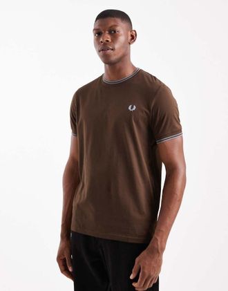 Fred Perry T-Shirt in Braun mit zwei Zierstreifen-Brown