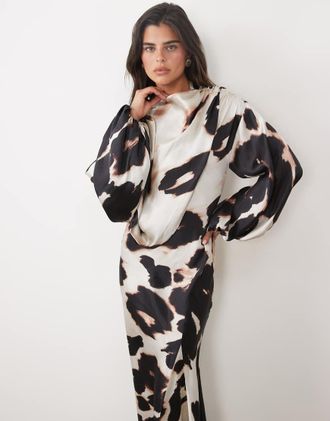 Asos robe longue en satin &agrave; manches blouson asym&eacute;trique imprim&eacute; animal monochrome-Multi