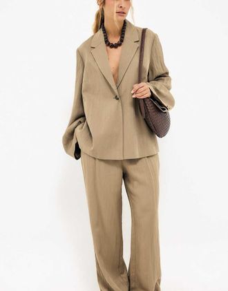 NA-KD Locker geschnittene Hose aus Lyocell-Mix in Taupe-Braun