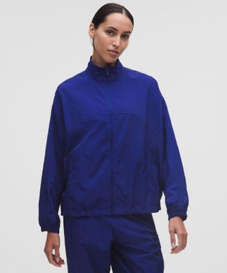 lululemon License to Train Gewebte Oversized-Jacke f&uuml;r Frauen - Gr&ouml;&szlig;e XL in Deep Sea Blue/Moroccan Blue