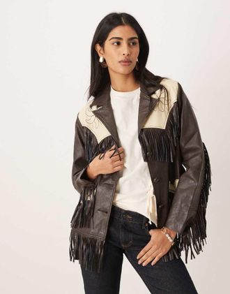 Wrangler x Lainey Wilson - Jacke aus Kunstleder in Braun mit Fransen-Brown