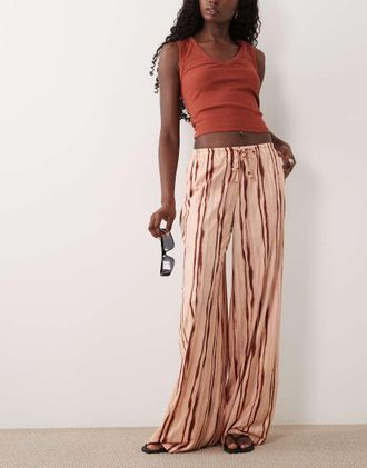 Missy Empire Missy Empire - Pantalon fluide ample en tissu doux avec cordon de serrage et rayures - Beige et bordeaux-Neutre