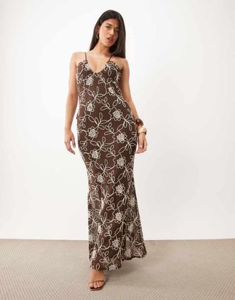 Asos besticktes H&auml;kel-Maxikleid mit U-Ausschnitt in Braun