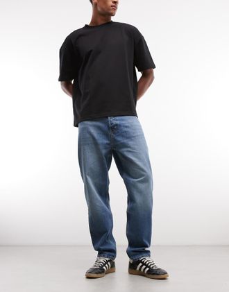 Weekday Schmal zulaufende Relaxed-Fit-Jeans in mittelblauer Waschung