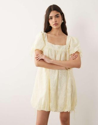 Asos Robe courte bouffante avec encolure carr&eacute;e et d&eacute;tails brod&eacute;s - Citron-Jaune