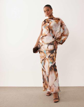 Asos Robe longue drap&eacute;e asym&eacute;trique coup&eacute;e en biais &agrave; imprim&eacute; abstrait - Marron et bleu-multicolore