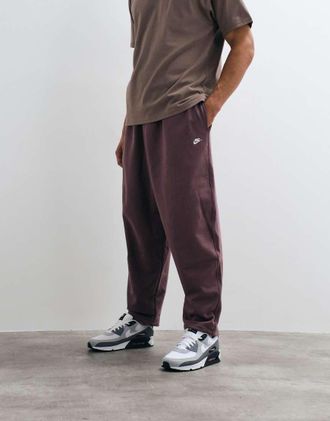 Nike Club - Oversize-Jogginghose aus French Terry in Braun