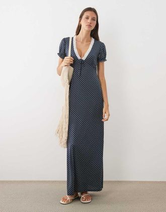 Miss Selfridge Maxikleid mit V-Ausschnitt, Spitzenbesatz und navyfarbenem Punktemuster-Blau