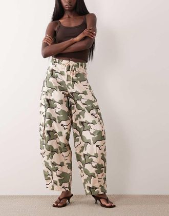 Asos Pantalon bouffant oversize avec poches et imprim&eacute; camouflage-Multicolore