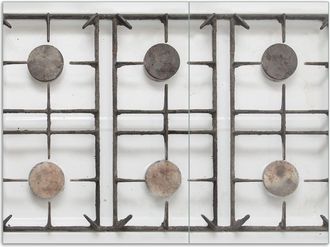 Wallario Herdabdeckplatte/Spritzschutz aus Glas, 2-teilig, 70x52cm mit 8 mm hohen F&uuml;&szlig;en, f&uuml;r Ceran- und Induktionsherde, Alter Gasherd, ungeputzt und dreckig