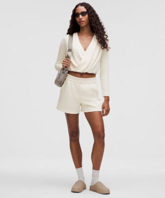 lululemon Softstreme Shorts mit hohem Bund f&uuml;r Frauen - 10 cm - Gr&ouml;&szlig;e 10 in Light Ivory