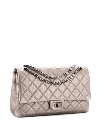 Chanel sac port&eacute; &eacute;paule 226 R&eacute;&eacute;dition 2,55 &agrave; rabat en cuir de veau vieilli matelass&eacute; - Argent