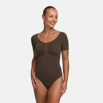 creamy fabrics T-Shirt Bodysuit Sculpting Shapewear mit Slip