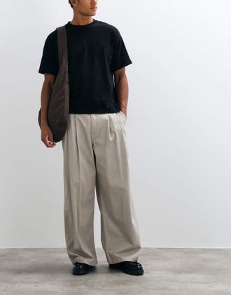 Weekday pantalon chino oversize &agrave; jambe large avec plis devant en taupe clair-Neutre