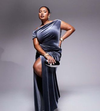 Asos Curve ASOS DESIGN Curve - Robe longue drap&eacute;e asym&eacute;trique fendue sur le c&ocirc;t&eacute; en velours de qualit&eacute; sup&eacute;rieure - Anthracite-Bleu marine