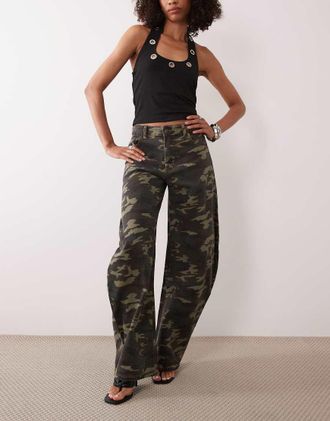 Lioness Horseshoe Barrel-Leg-Jeans im Military-Muster-Multi
