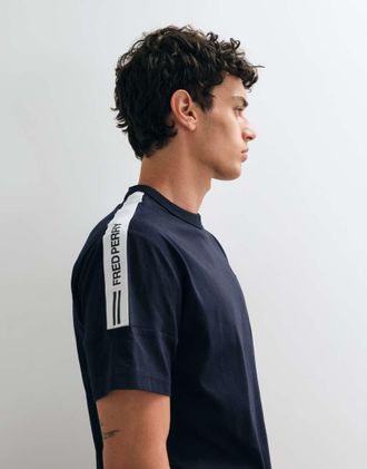 Fred Perry T-shirt avec bande imprim&eacute;e - Bleu marine