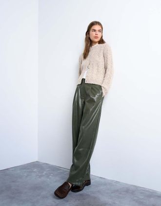 Topshop Hose aus Kunstleder in Khaki mit hohem Bund, Bundfalten und geradem Schnitt-Gr&uuml;n