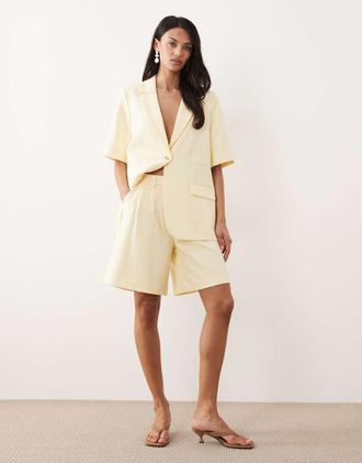 Vero Moda Elegante Bundfalten-Shorts in Pastellgelb, Kombiteil