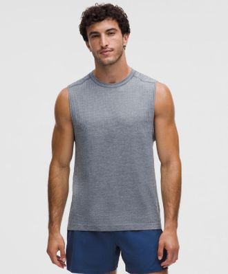 lululemon Metal Vent Tech &Auml;rmelloses Shirt e Passform f&uuml;r M&auml;nner - Gr&ouml;&szlig;e 2XL in Vapor/Solar Grey