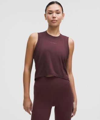 lululemon Swiftly Crop-Tanktop im Oversized Fit f&uuml;r Frauen - Gr&ouml;&szlig;e 14 in Goodnight Plum