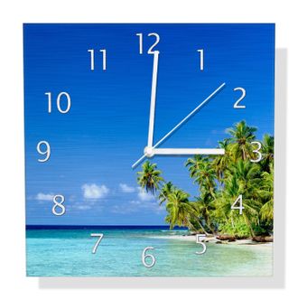 Wallario Design Wanduhr Blauer Himmel weißer Strand Palmen und das tiefblaue Meer aus Aluverbund, Alu-Uhr Größe 30 x 30 cm, weiße Zeiger mit Metalloptik