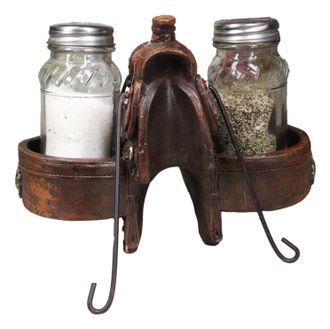 Ebros Gift Country Western Cowboy-Pferd-Sattel mit 2 Satteltaschen und silbernen Conchos Salz- und Pfefferstreuer, Figuren-Set in gezacktem Leder-Finish, rustika