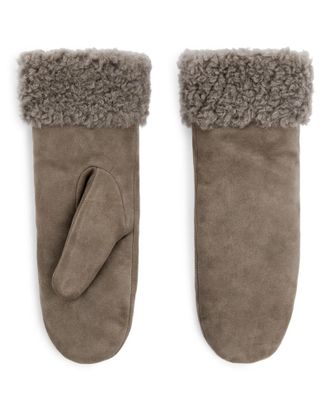 Arket Gef&uuml;tterte Velourslederf&auml;ustlinge -Beige