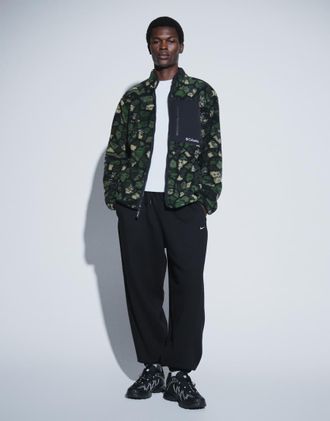 Nike Solo Fleece Jogginghose mit geradem Bein und B&uuml;ndchen in Schwarz