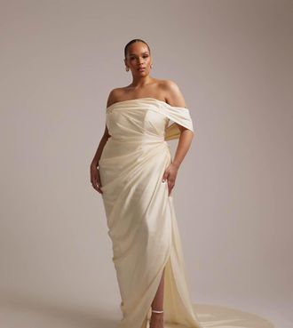 Asos Curve ASOS DESIGN Curve - Robe de mari&eacute;e longue drap&eacute;e avec encolure bardot et liens au dos - Ivoire-Blanc